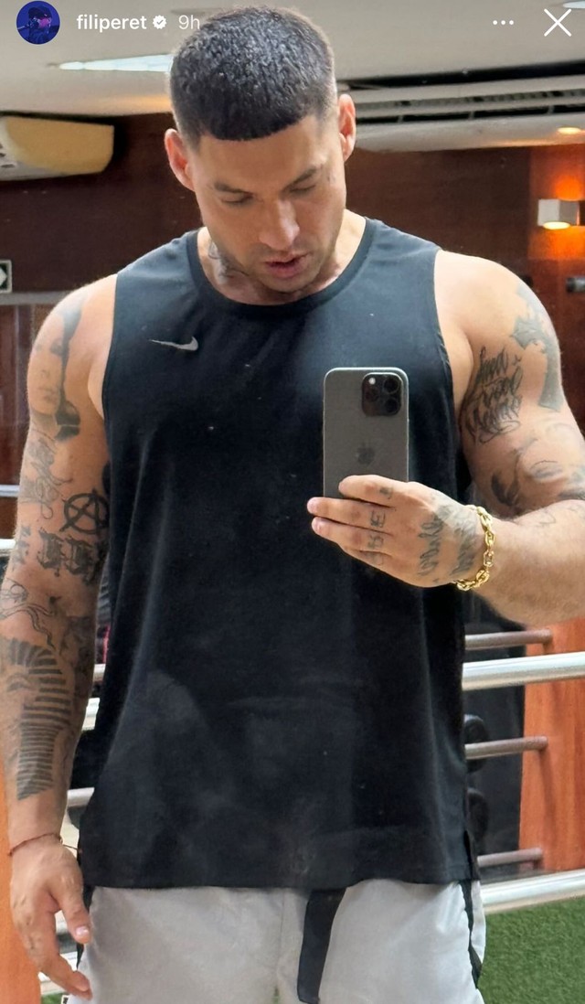 Filipe Ret exibe tatuagens em selfie no espelho