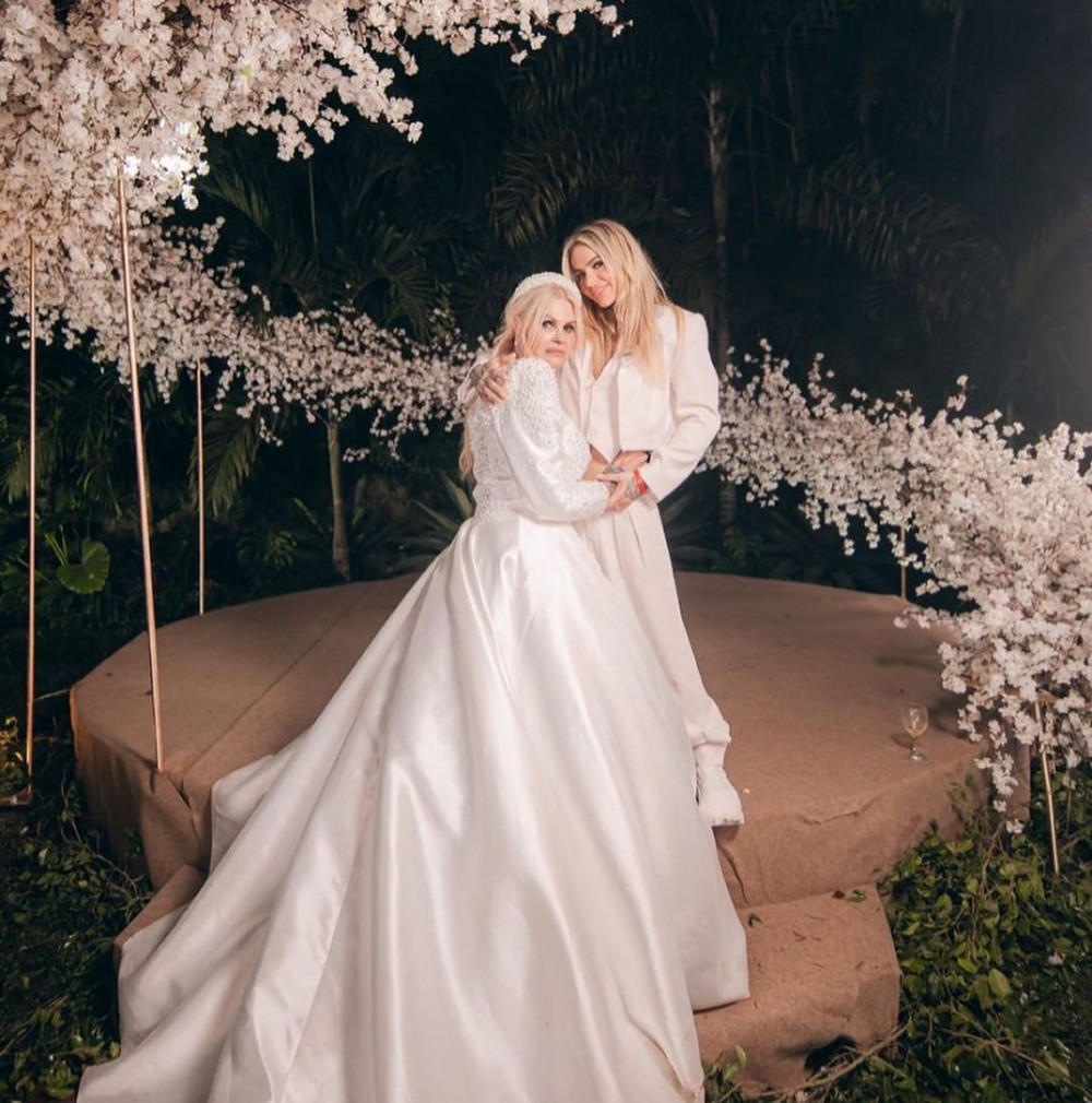 Monique Evans celebra 10 anos de união com Cacá Werneck