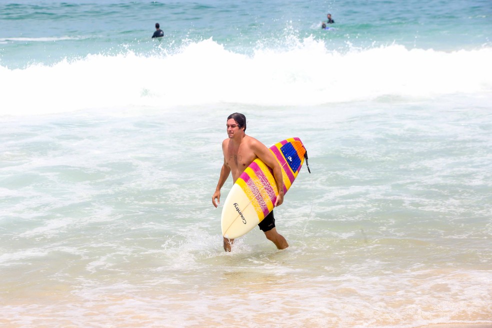 Felipe Dylon curte dia de surfe em praia no Rio