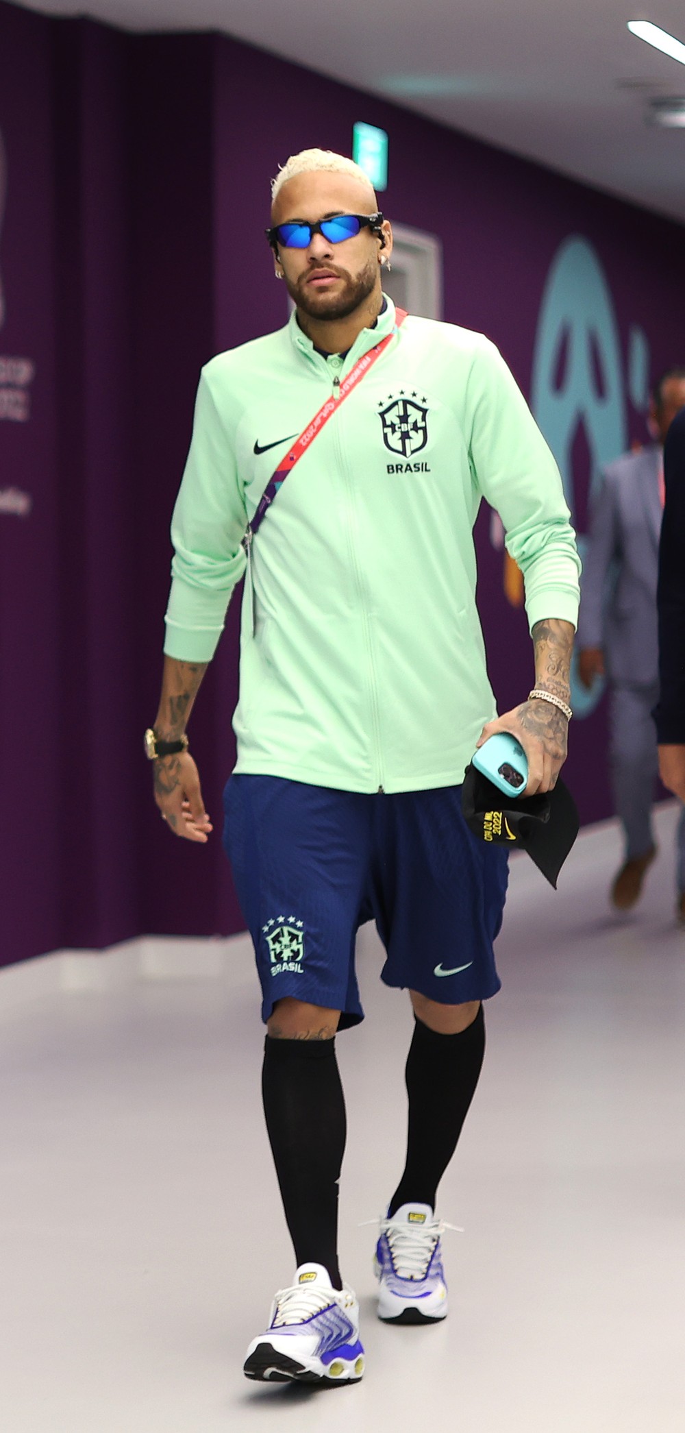 Neymar capricha nos acessórios e usa óculos de Sol com fone de ouvido
