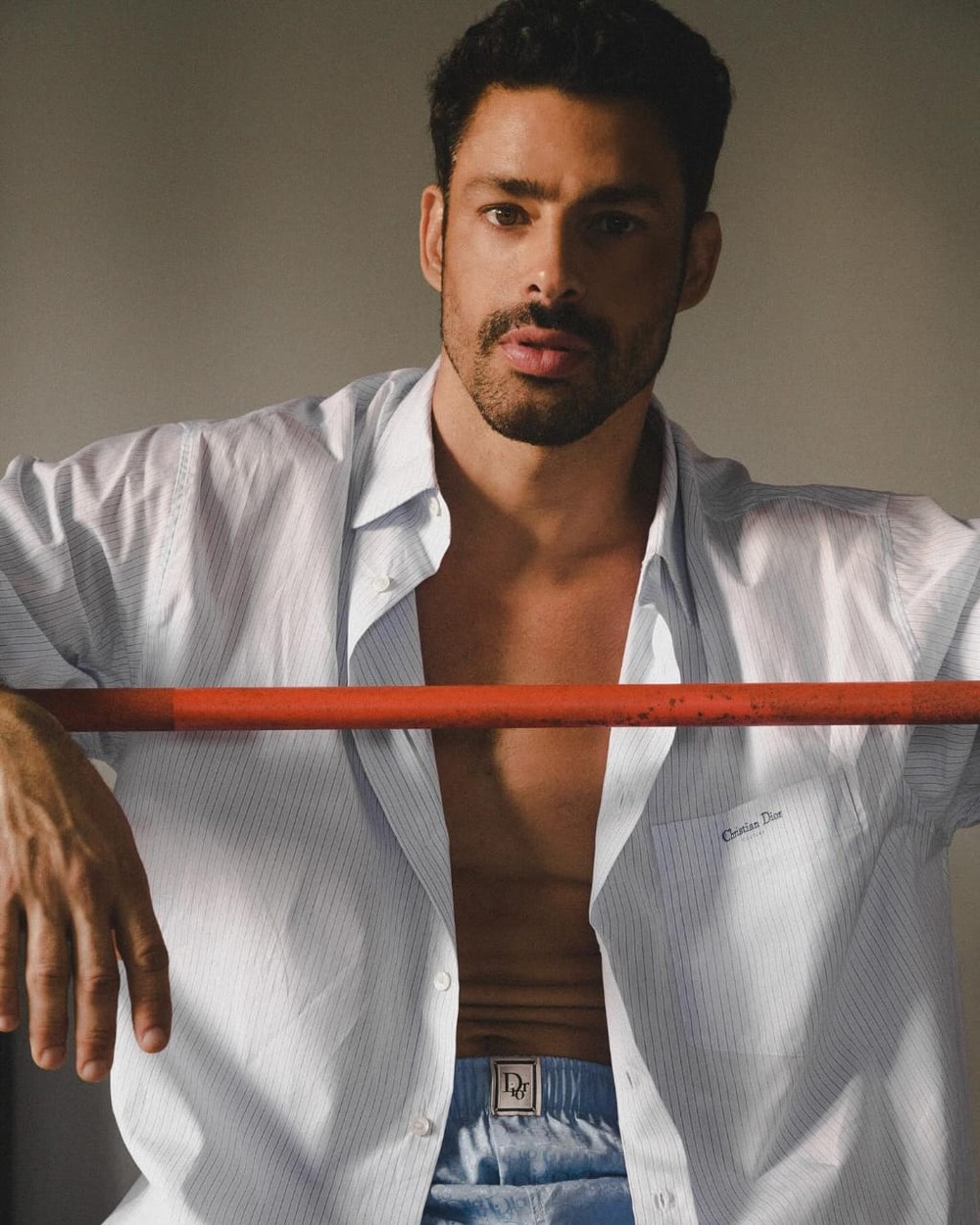 Cauã Reymond para a web com novo ensaio fotográfico