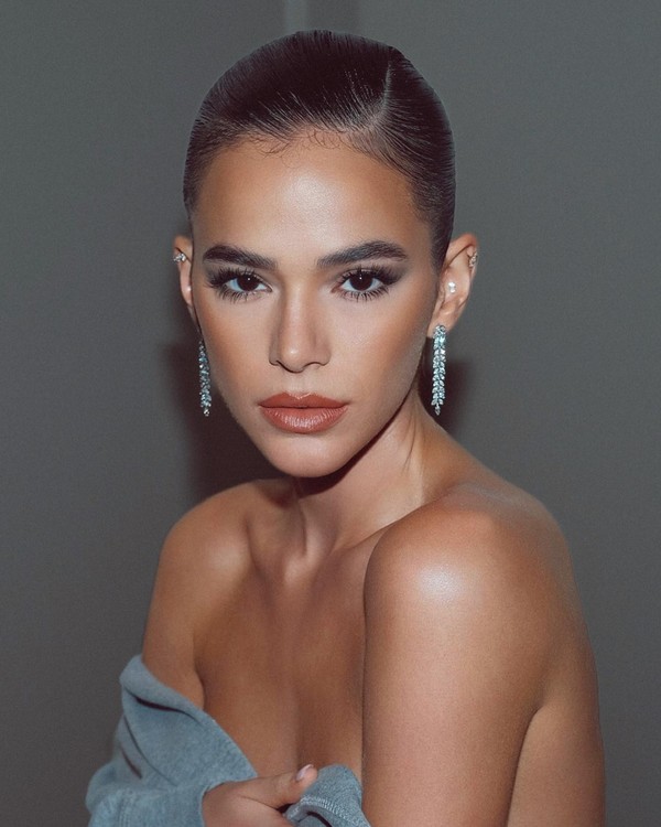 Bruna Marquezine exibe look para evento da Warner Bros