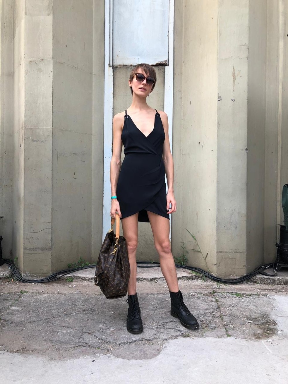 Isabel Hickmann usa relógio para controlar as mamadas do filho