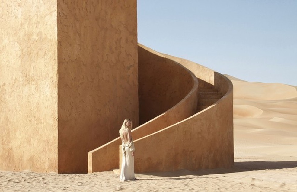 Candice Swanepoel vai ao deserto para nova campanha de perfume