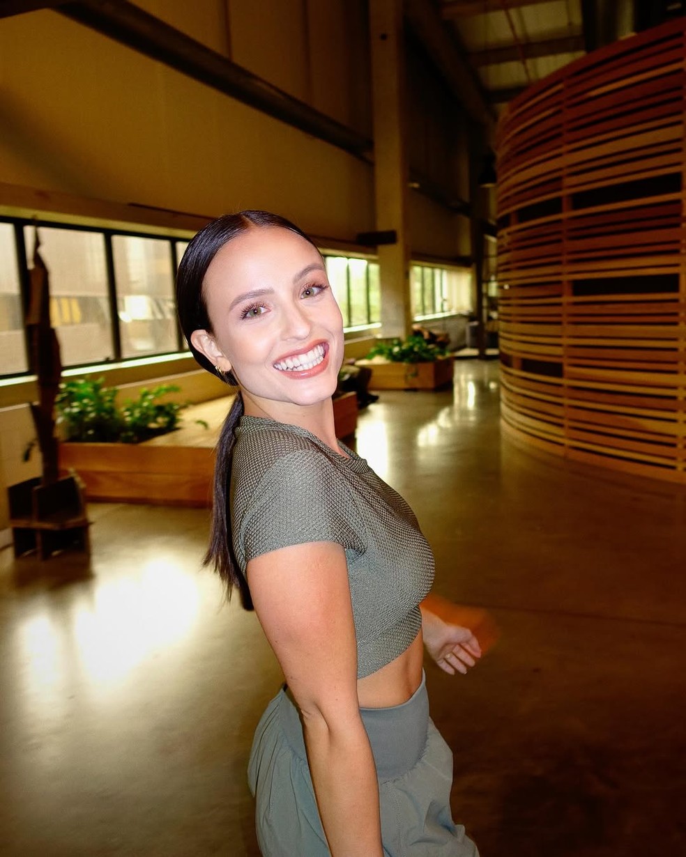 Larissa Manoela exibe looks de dia de trabalho
