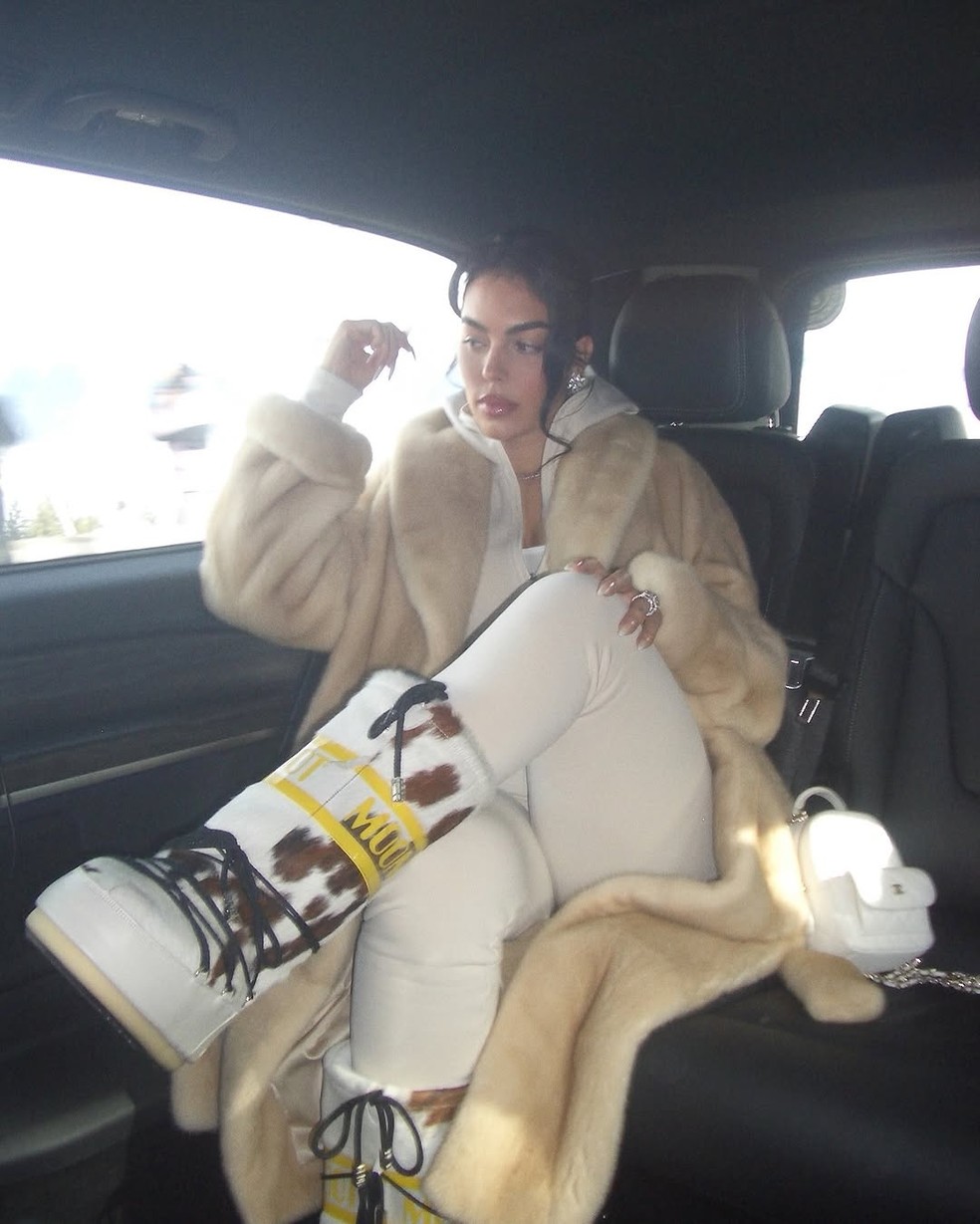 Georgina Rodríguez viaja com os filhos para a neve e exibe avião ...