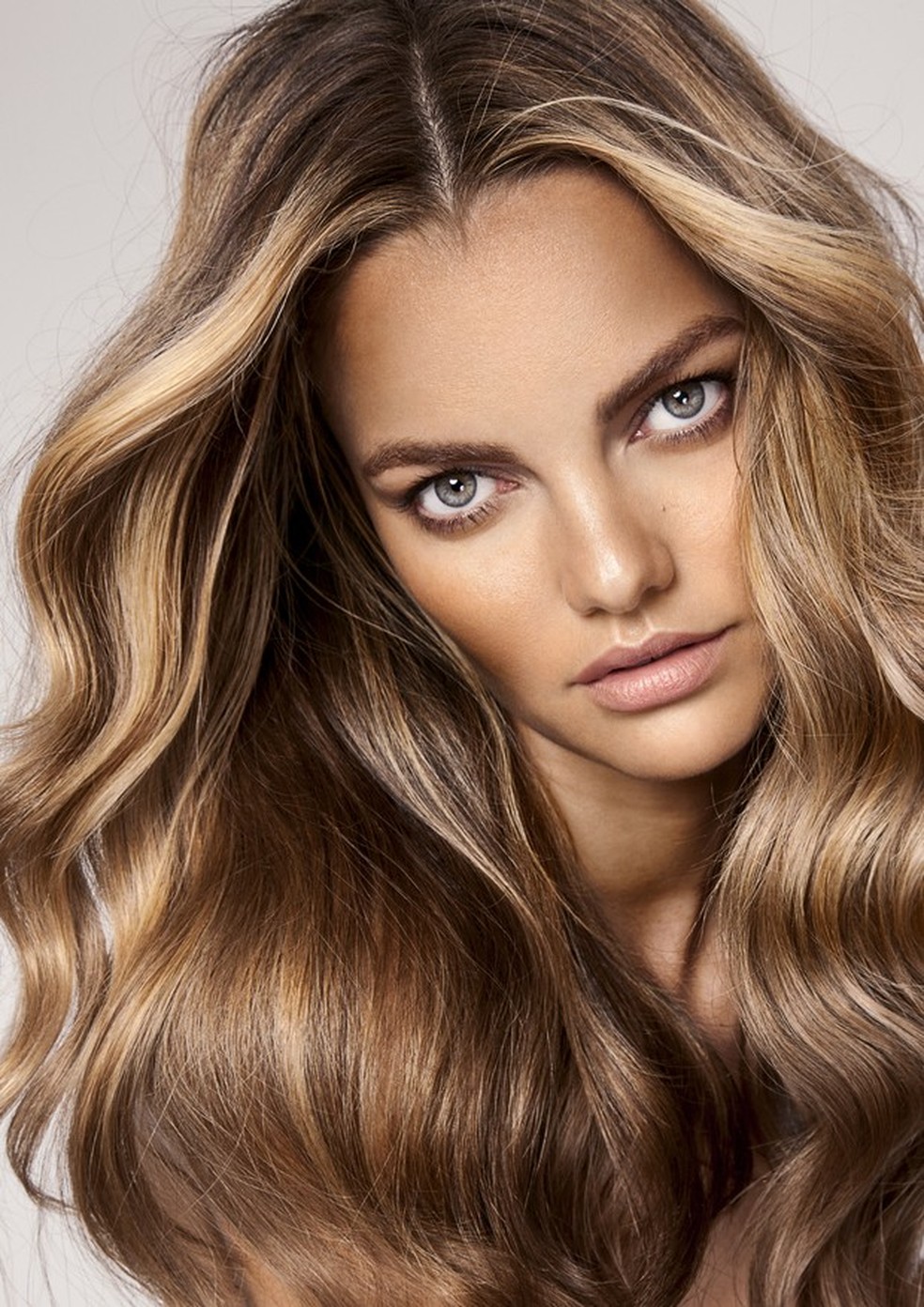 Barbara Fialho muda o visual - e fica loira! - para a NYFW
