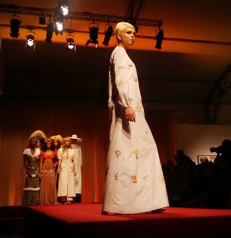 Zuzu Angel é tema de performance by Karlla Girotto durante o SPFW