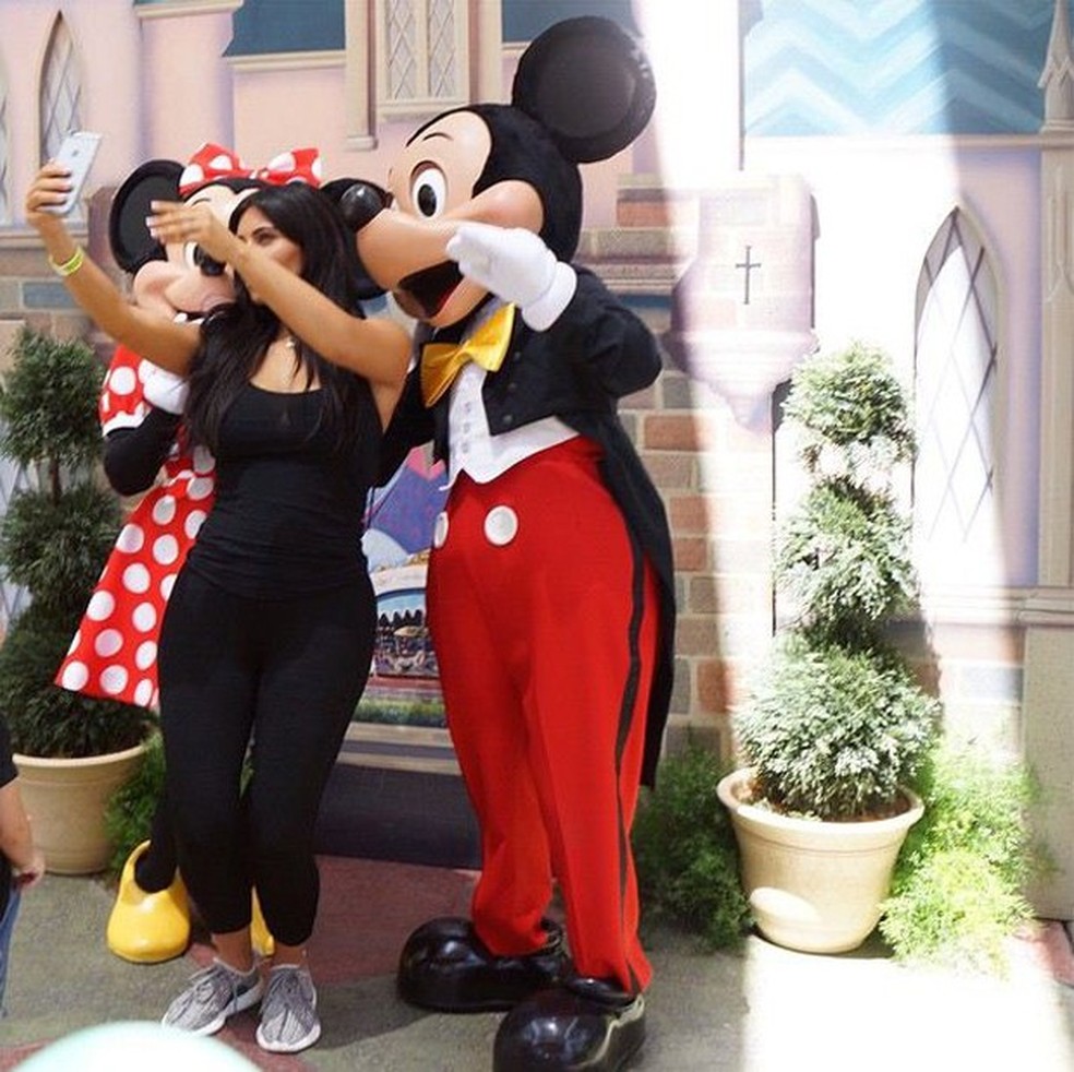 Kim Kardashian faz selfie com Mickey e Minie na Disney