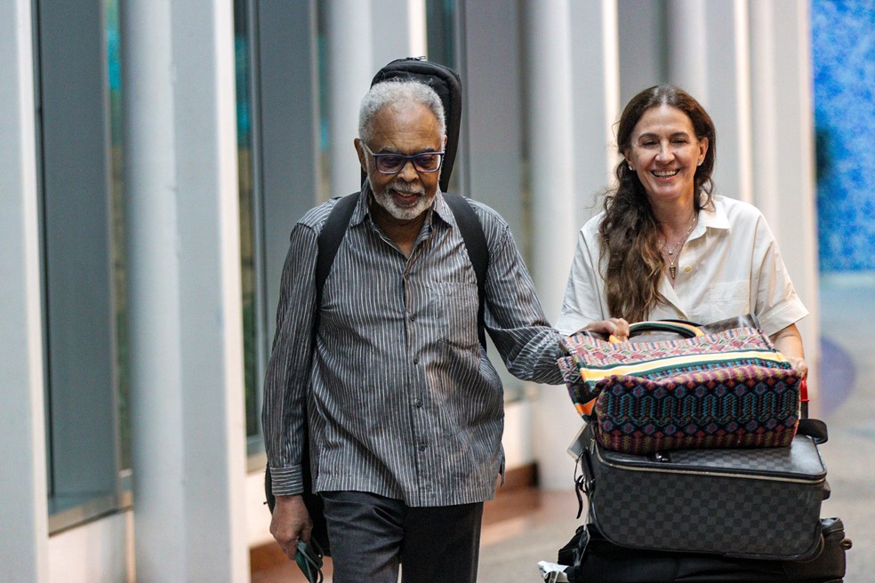 Flora e Gilberto Gil desembarcam juntos no aeroporto do Rio de Janeiro