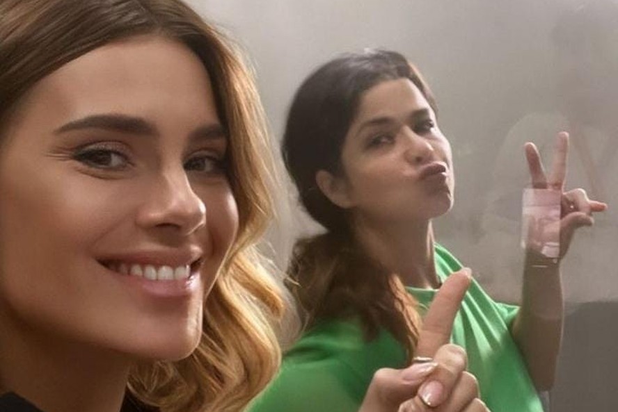 Carolina Dieckmann posa com Samara Felippo em bastidores de 'Vai na Fé'