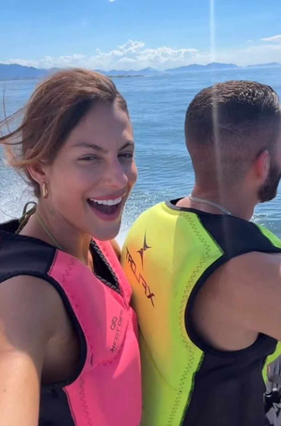 Mari Gonzalez e Pipo Marques curtem passeio de lancha nas praias do Rio ...