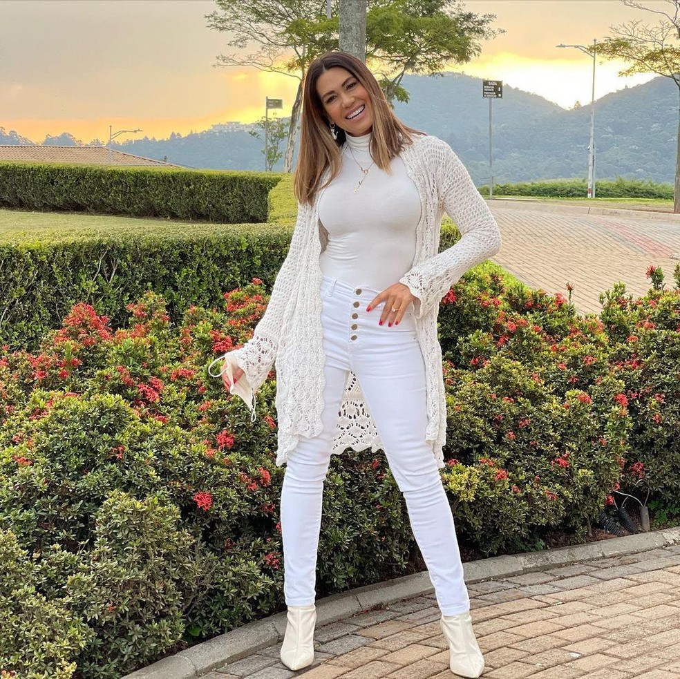 Solange Frazão rouba a cena com look all white | Celebridades | Vogue