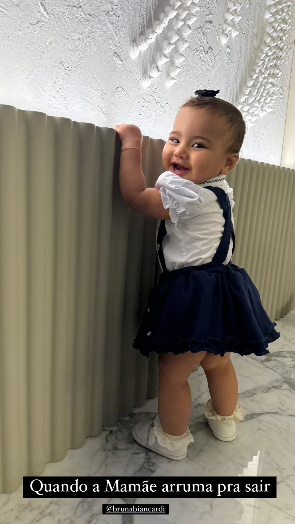 Neymar exibe novo registro com Mavie e brinca: 'Papai chega do treino'