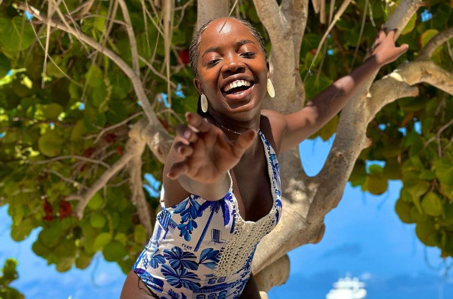 Clara Moneke esbanja beleza no Caribe