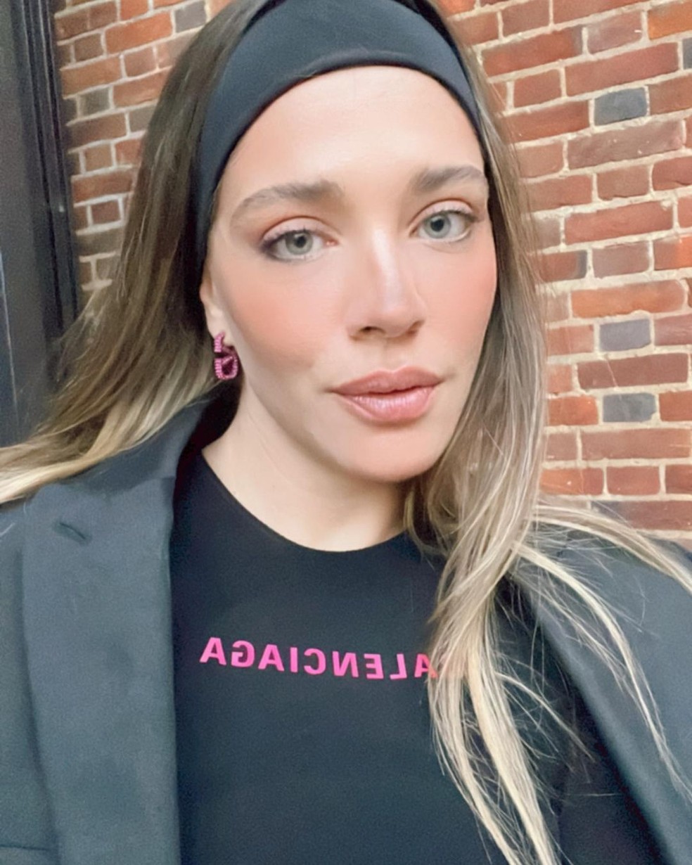 Luma Costa exibe looks eleitos para passear pelas ruas de Londres
