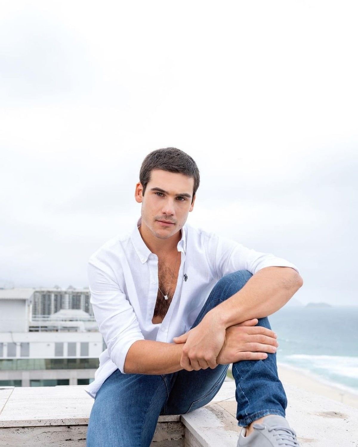 Nicolas Prattes esbanja charme e beleza em dia nublado
