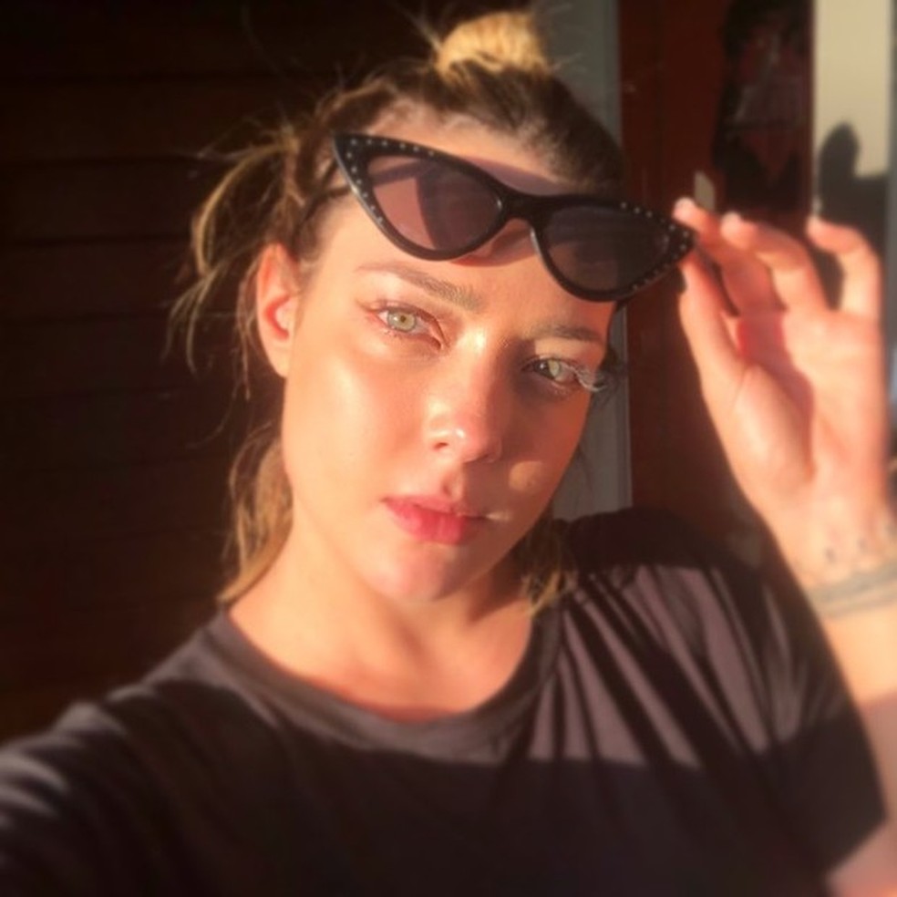 Sem make, Carol Dantas coleciona elogios em selfie