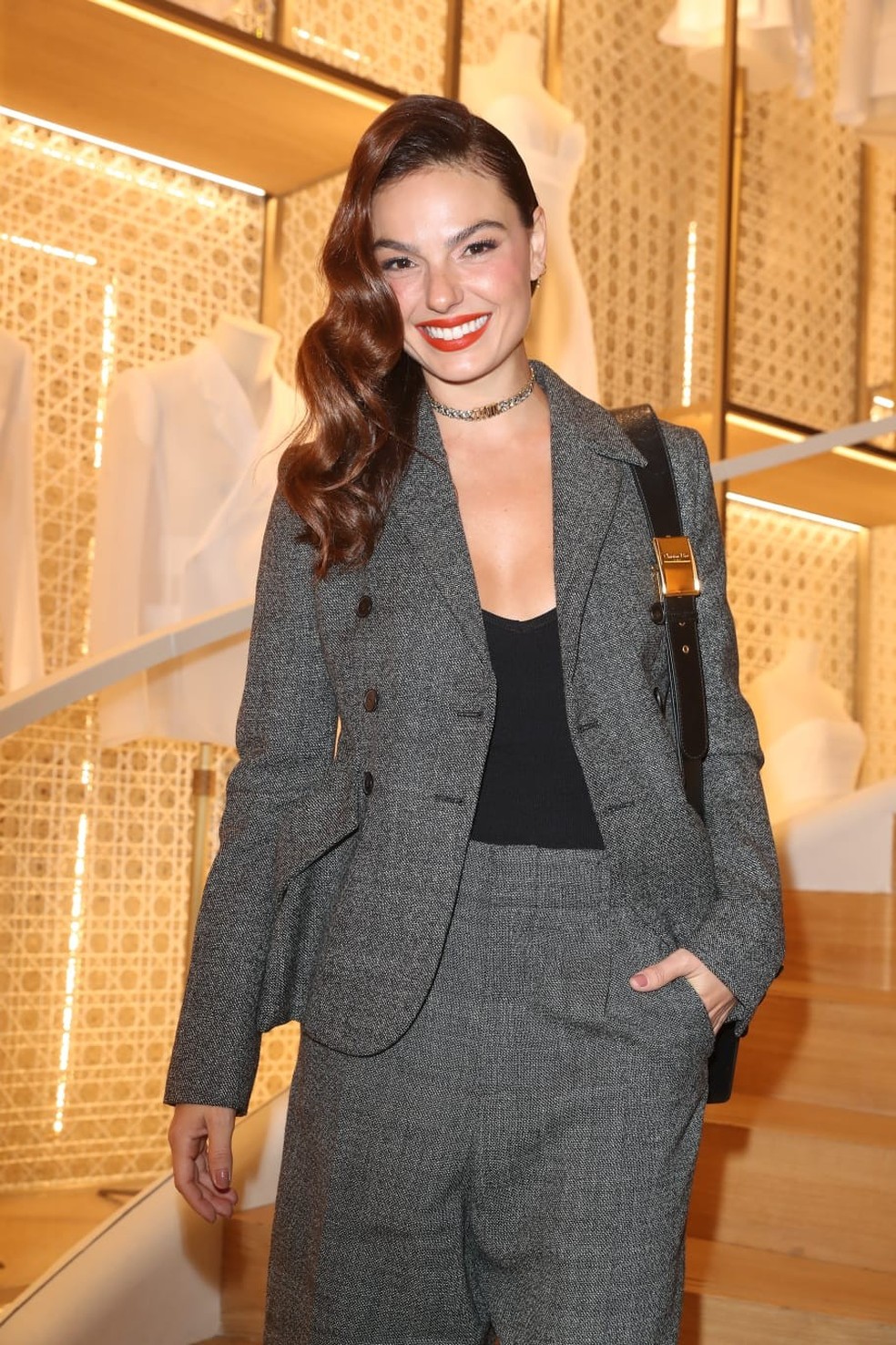 Isis Valverde prestigia abertura da nova loja da Dior na Champs Elysées