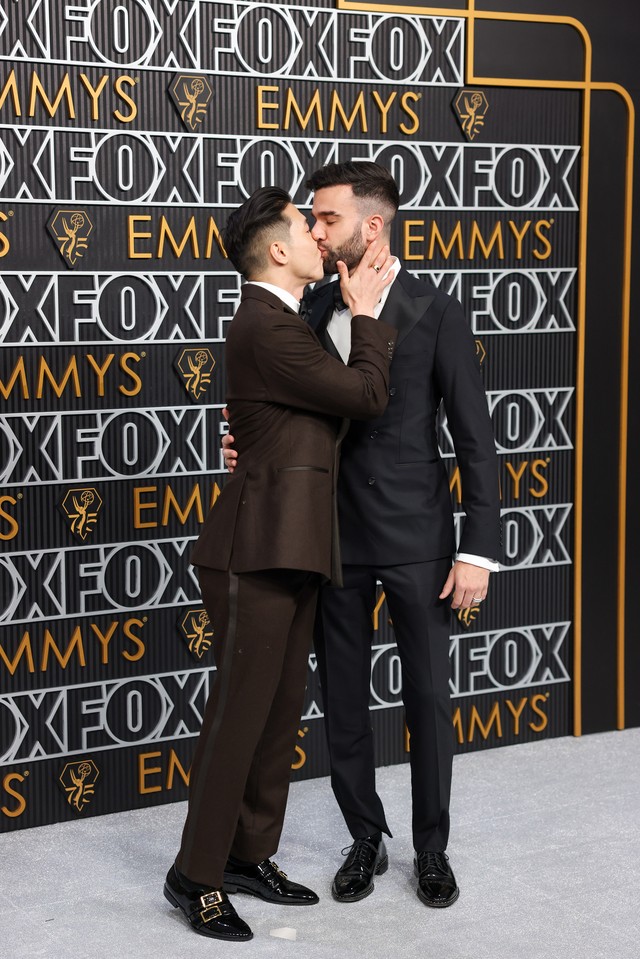 Joel Kim Booster ganha beijo do namorado, John Michael, no red carpet do Emmy Awards