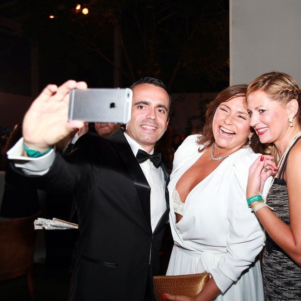 Fafá de Belém capricha no decote no gala da AmfAR