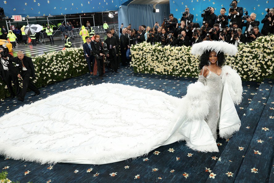 Diana Ross concentra flashes com capa quilométrica no tapete vermelho do Met Gala 2025