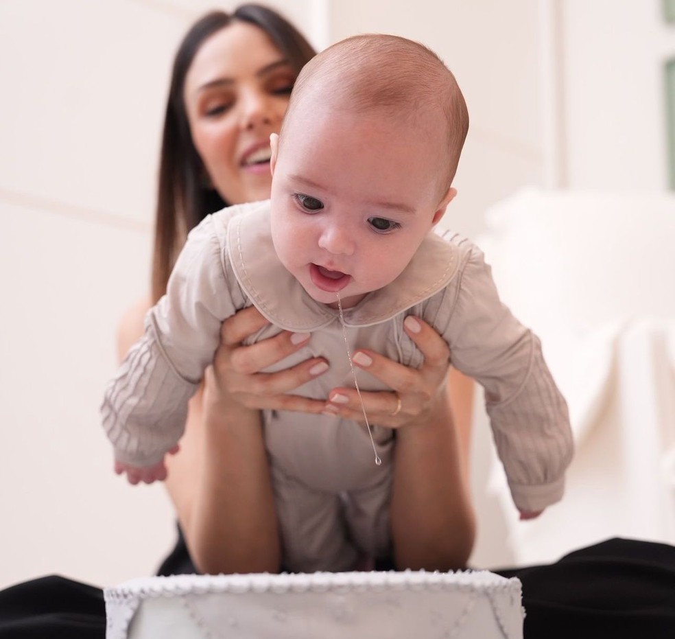 Carol Celico celebra quatro meses do filho, Rafael
