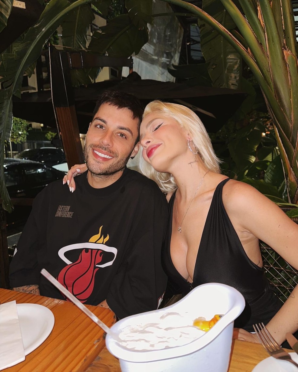 Karoline Lima celebra os 27 anos ao lado da filha e de Gui Araujo