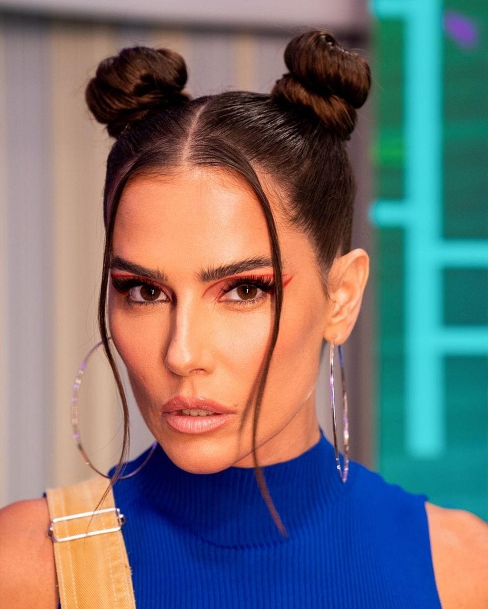 Deborah Secco mergulha no mundo metaverso para mais um look do 'Tá Na Copa'