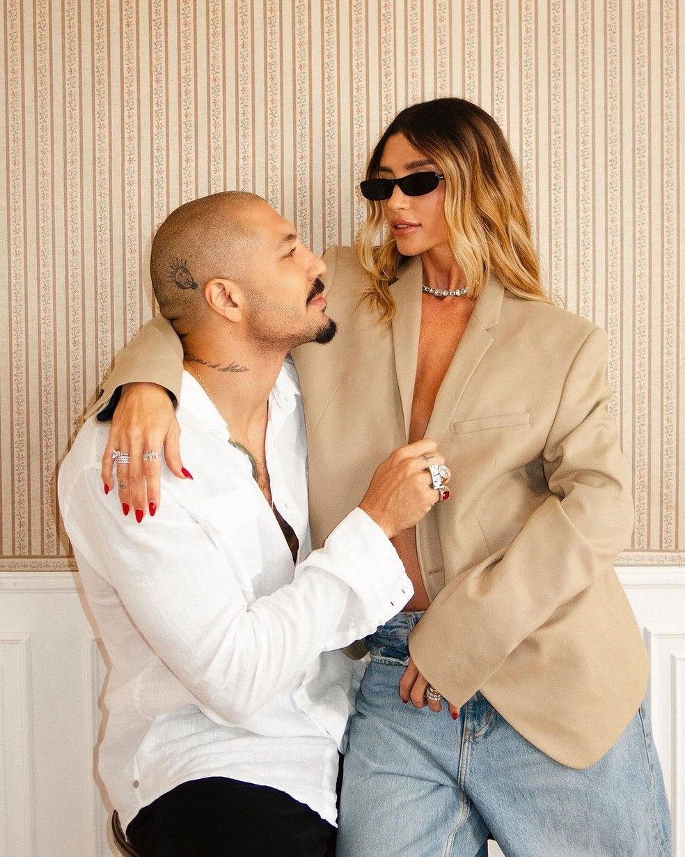 Aline Gotschalg exibe ensaio de fotos ao lado do marido Fernando Medeiros