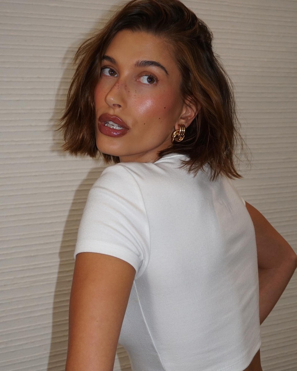 Hailey Bieber esbanja beleza ao caprichar no carão em cliques encantadores