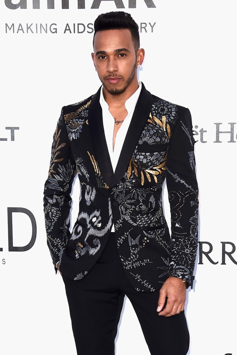 Lewis Hamilton capricha no blazer colorido em Cannes