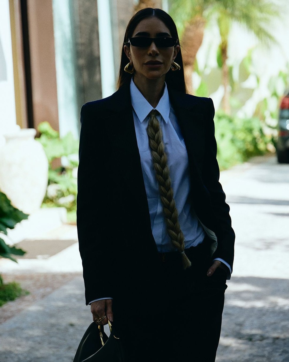 Romana Novais aposta em acessório exótico para compor look e fãs reagem ...