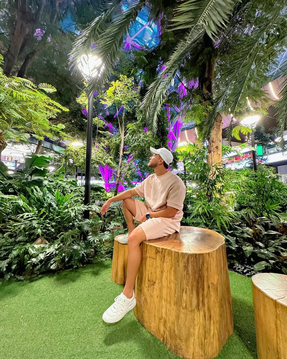 André Luiz Frambach abre álbum de fotos ao lado de Larissa Manoela no Qatar