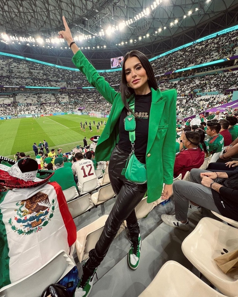 Jéssica Turini elege look fashionista para assistir ao jogo do México ...