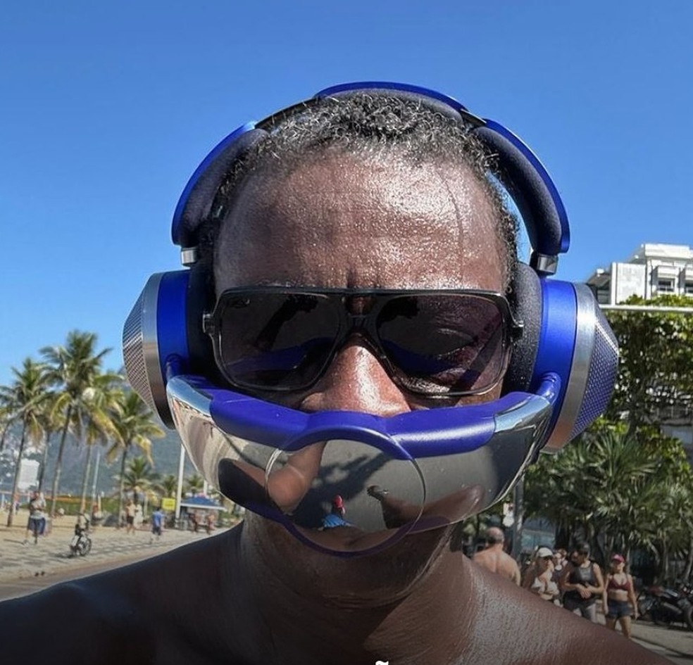 Seu Jorge exibe boa forma em selfie no espelho