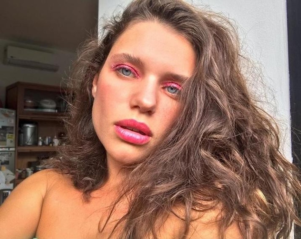 Bruna Linzmeyer aposta em maquiagem colorida e cabelão