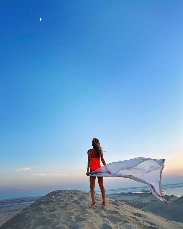 Desirée Soares elege peça beachwear vermelha para posar no deserto do Catar