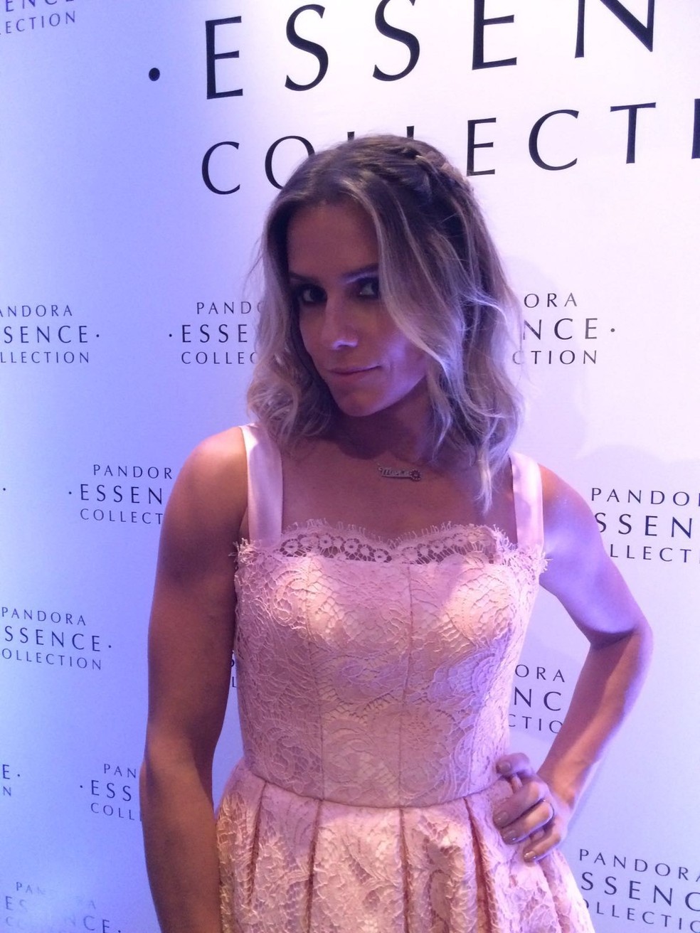 Deborah Secco brilha em evento de joalheria em São Paulo