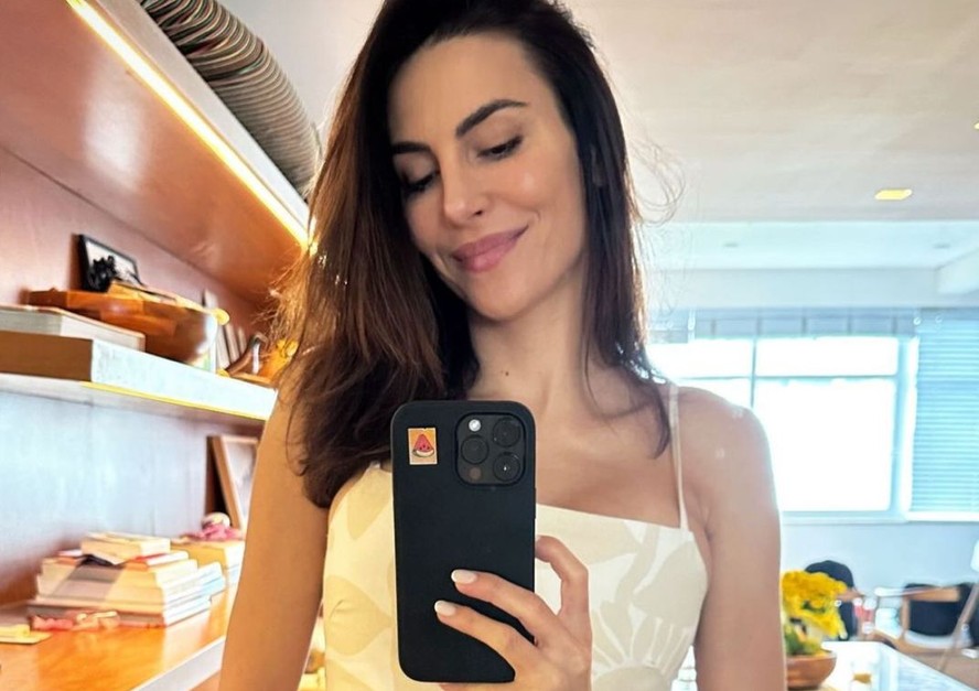 Mel Fronckowiak posa no espelho e exibe evolução da segunda gestação