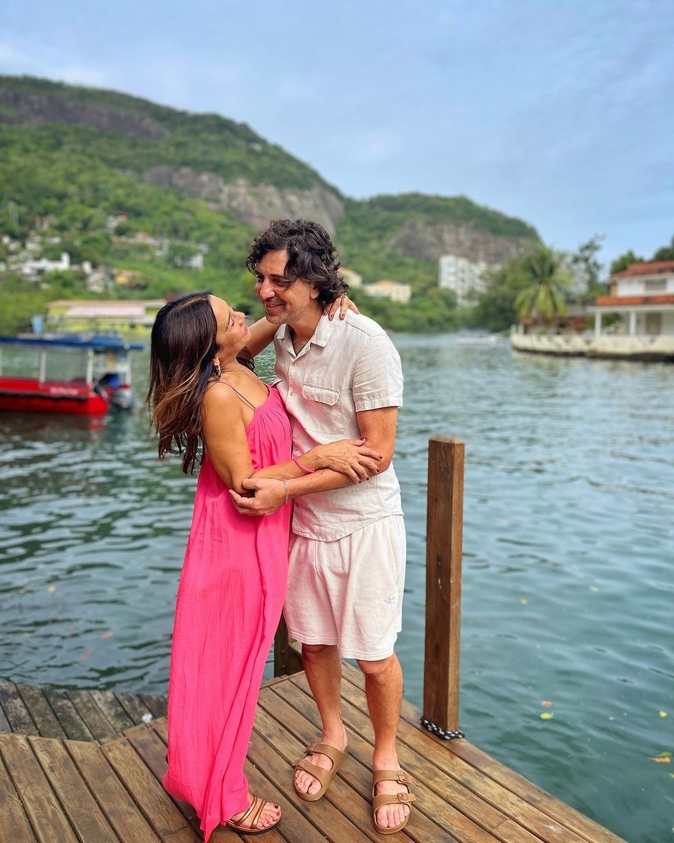 Dira Paes celebra 19 anos de casamento com Pablo Baião