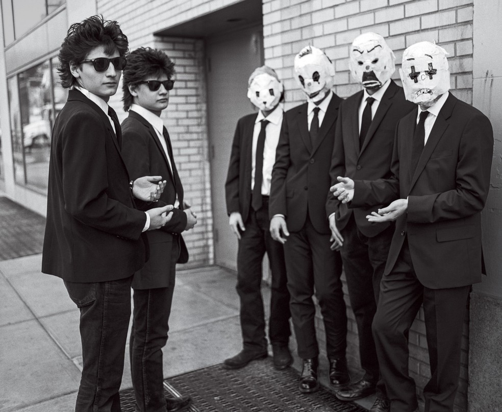 The Wolfpack: história de seis irmãos criados em cativeiro vira tema de ...