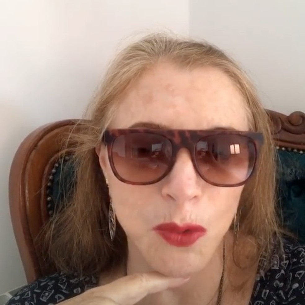 Mãe de Piovani grava vídeo rasgando o verbo: 'Ignorante pode ser ...