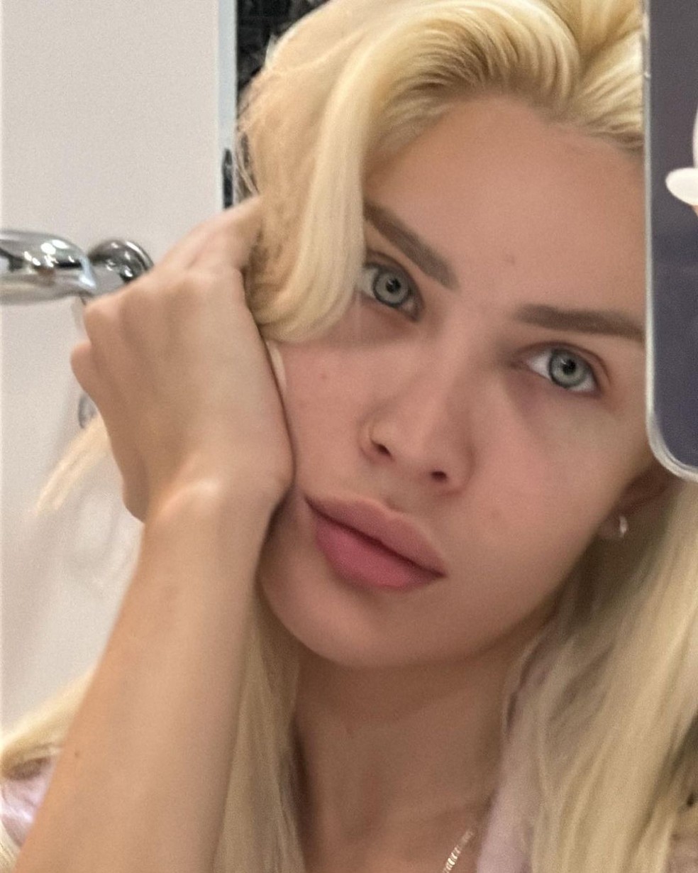 Karoline Lima esbanja beleza natural ao posar sem maquiagem