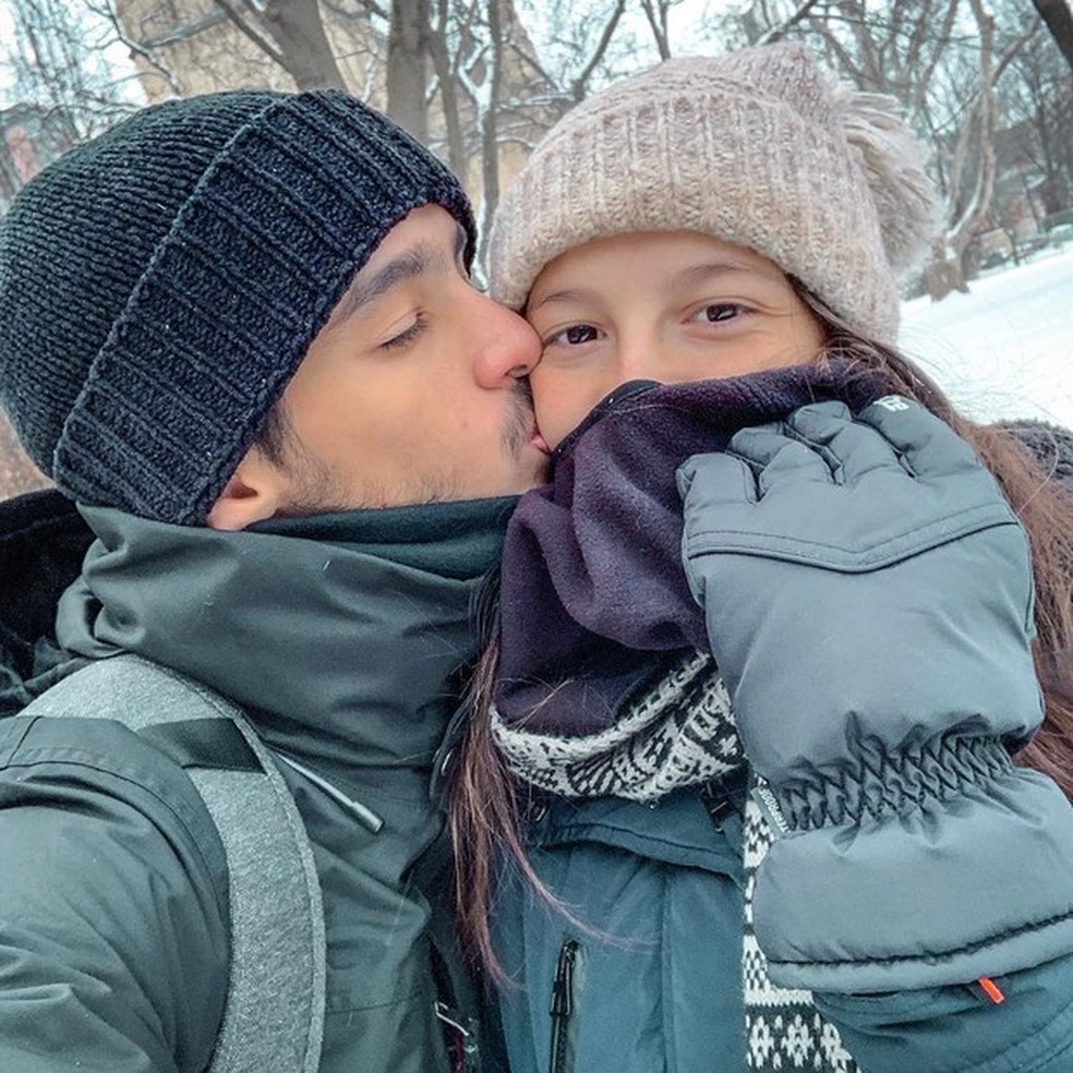 Lara Rodi ganha beijo 'para esquentar' do ator Matheus Costa