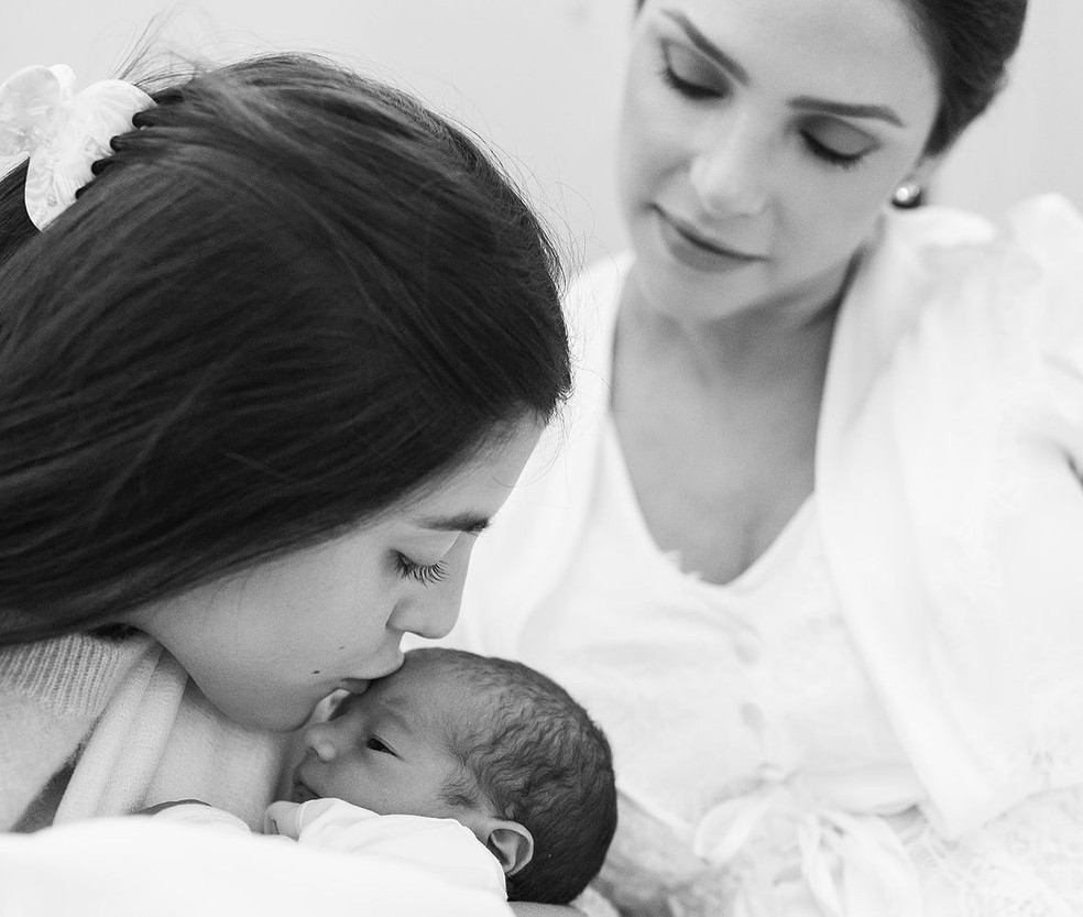 Carol Celico se derrete ao mostrar momentos dos filhos com recém-nascido