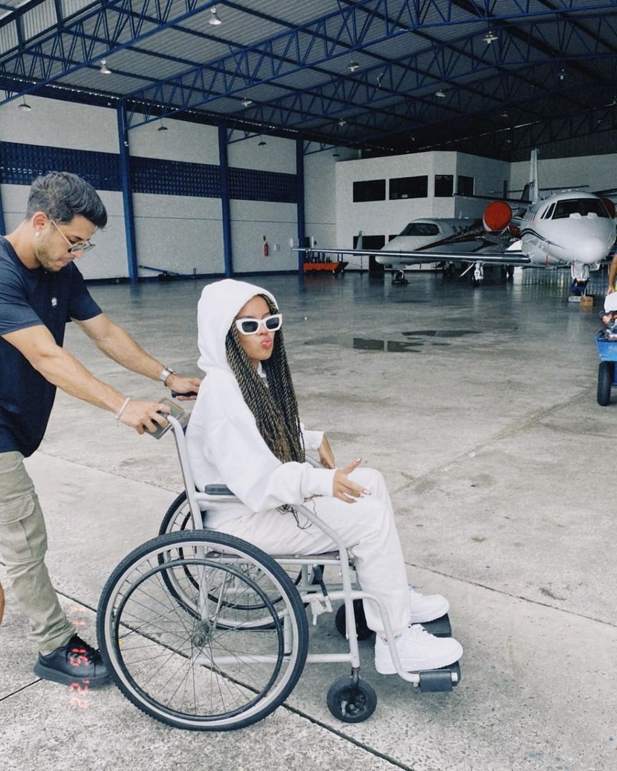 Sthe Matos volta para a casa após sofrer acidente de ônibus