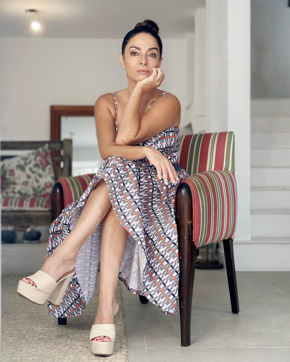 Claudia Ohana faz charme ao mostrar look do dia e ganha elogios: 'Diva'