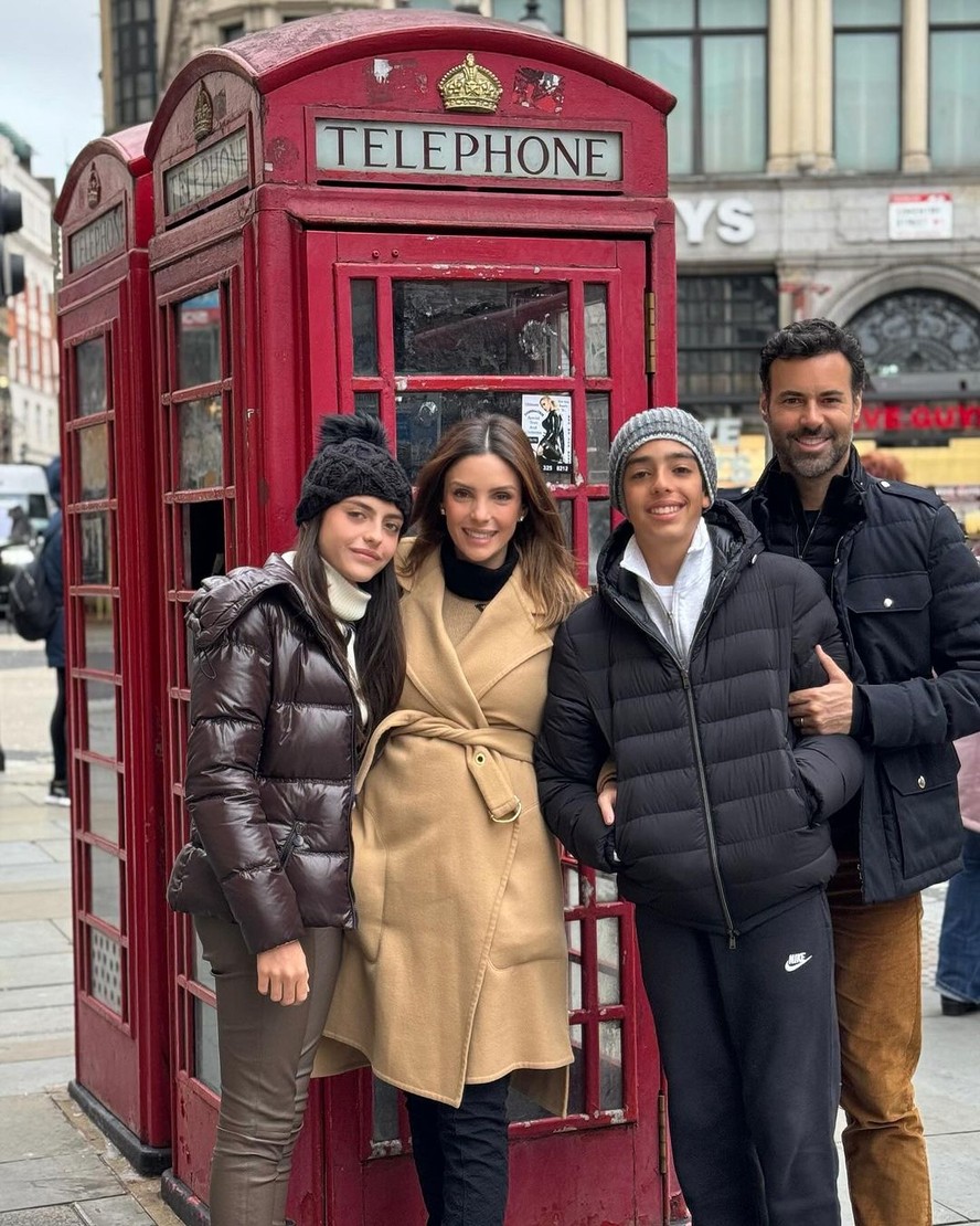 Carol Celico abre álbum de fotos de viagem a Londres