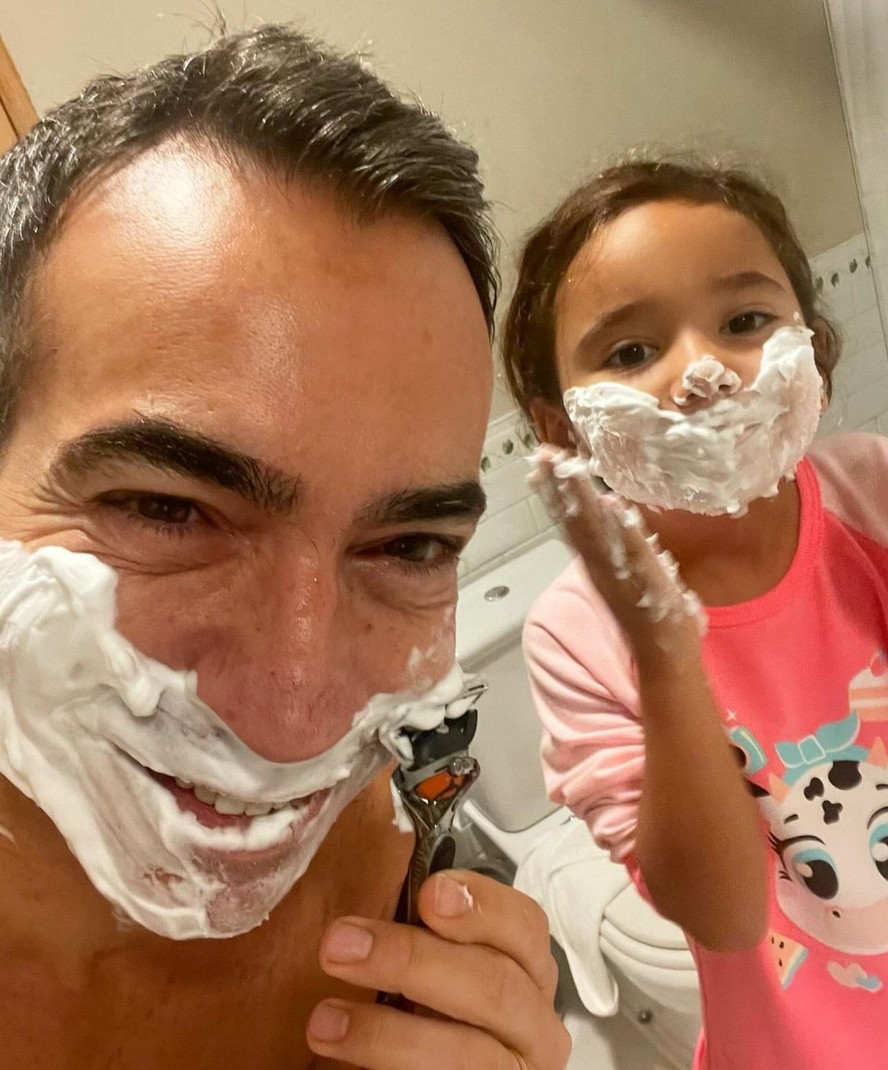 Cesar Tralli e Manu se divertem ao posarem em clima de Natal